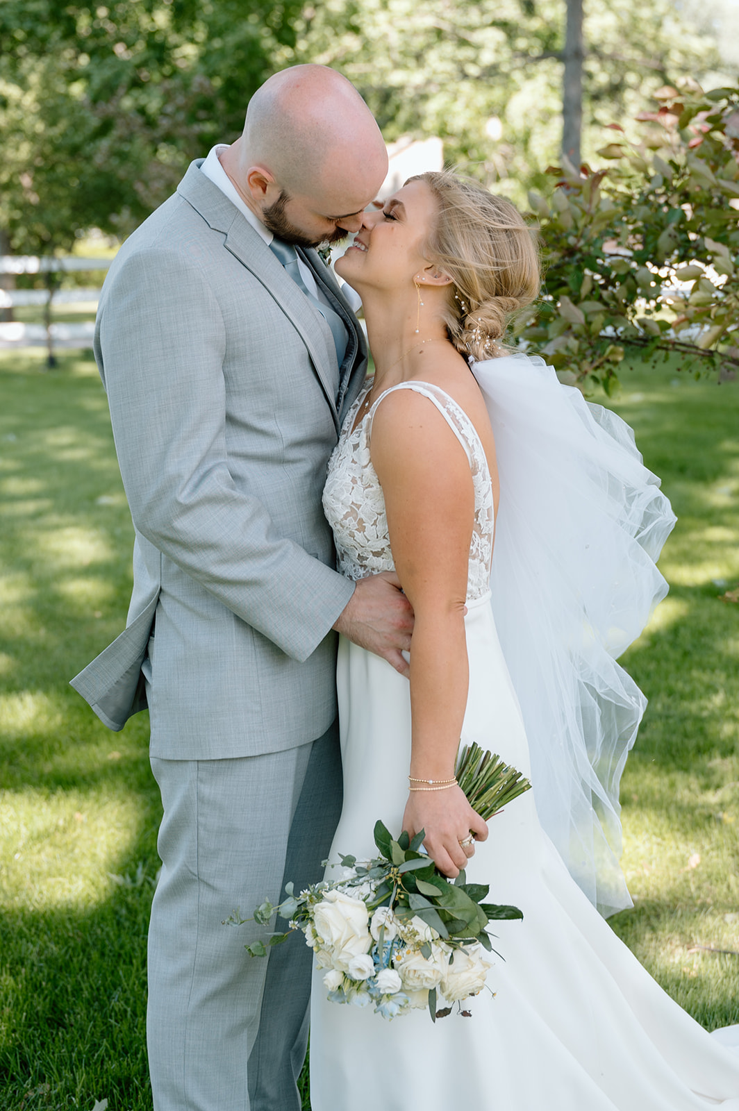How I Approach Sneak Peek Photography | alycrossphotography.com